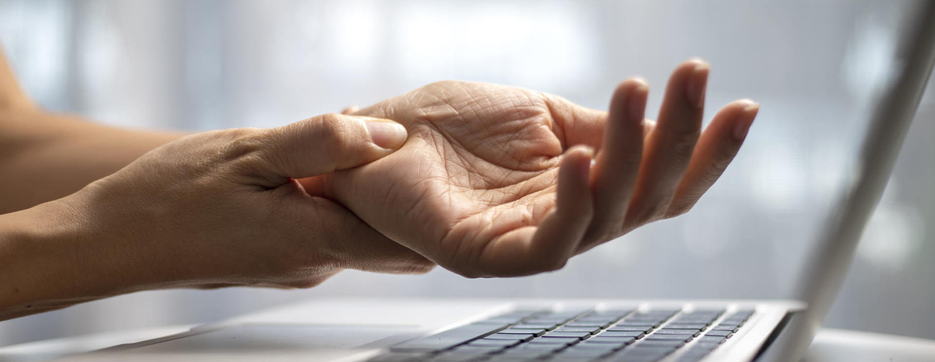 Dolore alla mano e al polso: quando andare dall’ortopedico? - Humanitas ...