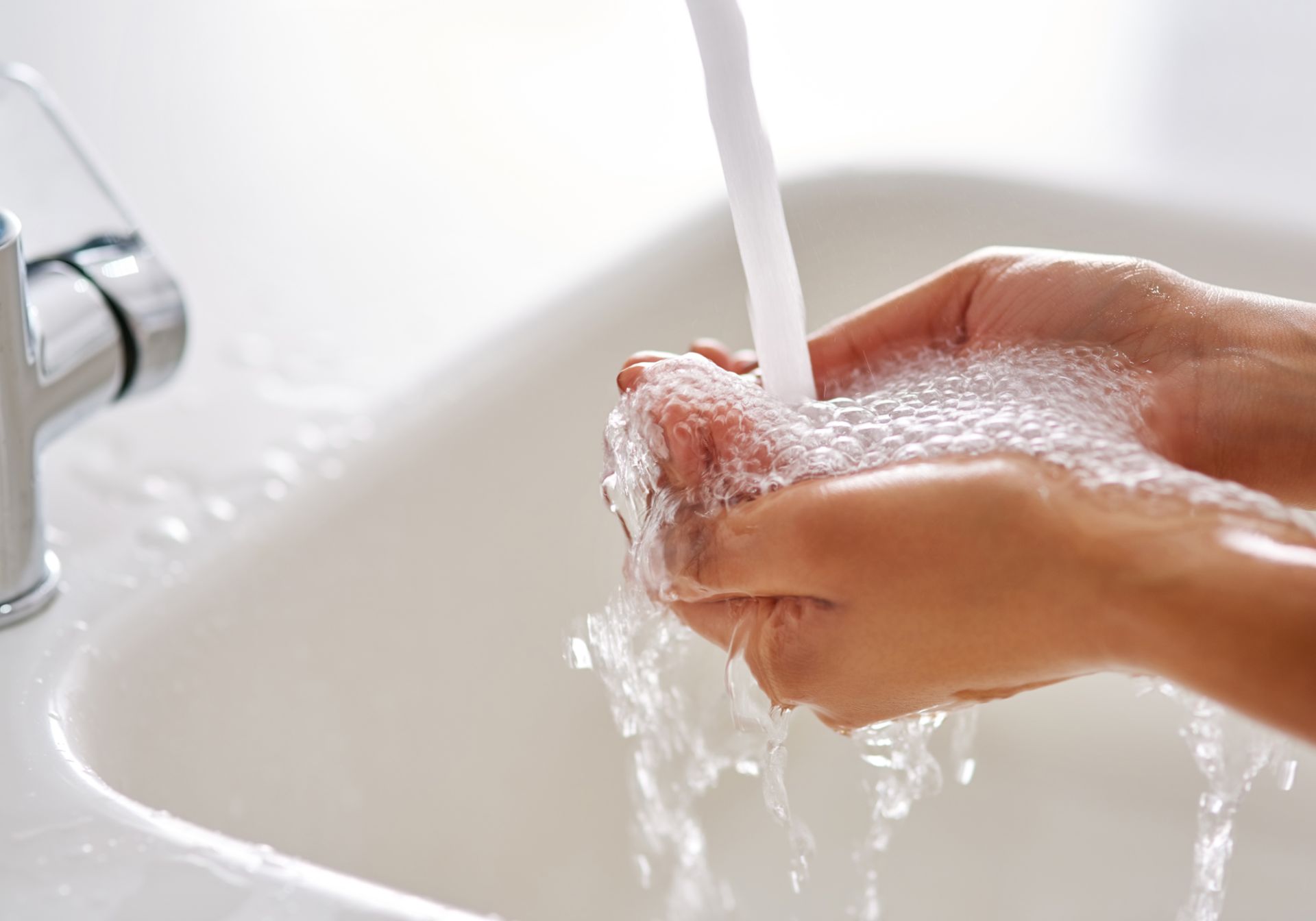 Pelle secca e screpolata, lo sai che l’acqua aiuta a proteggerla dal ...